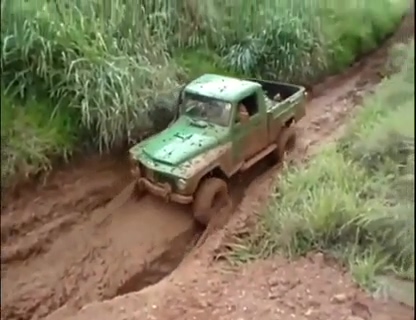 DUMPERT - Off road rijden in oude pick-up truck