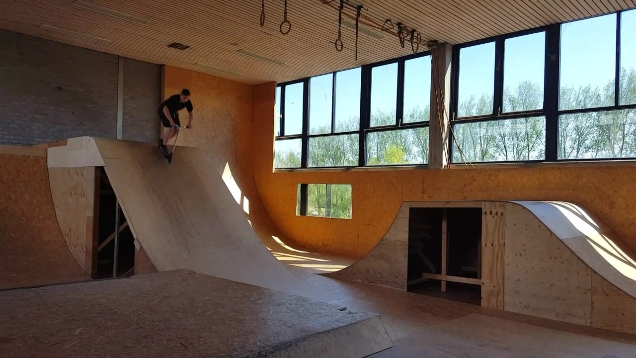 DUMPERT - Backflip op een step