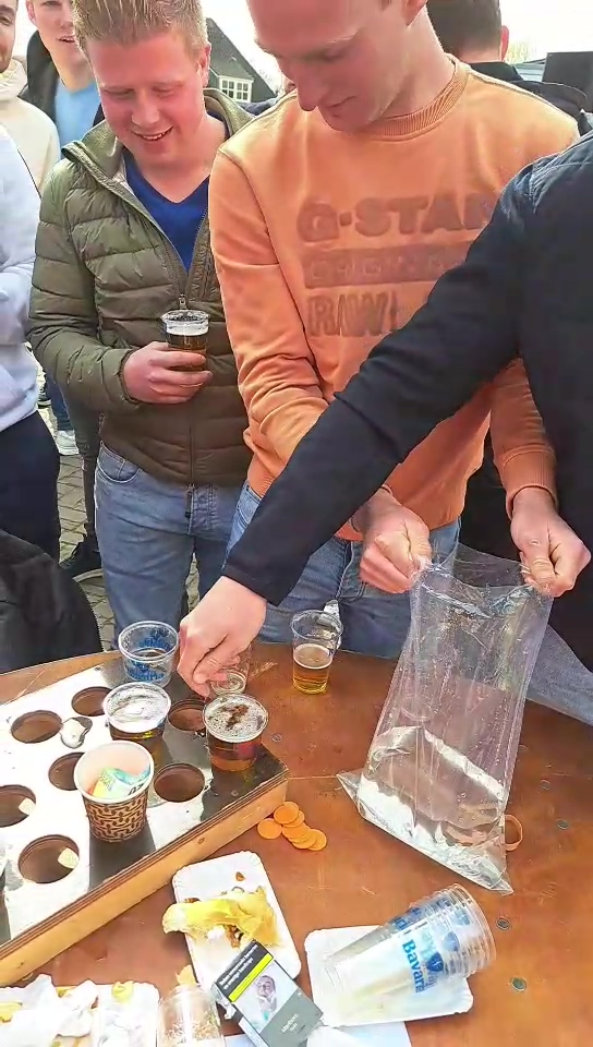 DUMPERT - Goudvisje gescoort op de rommelmarkt