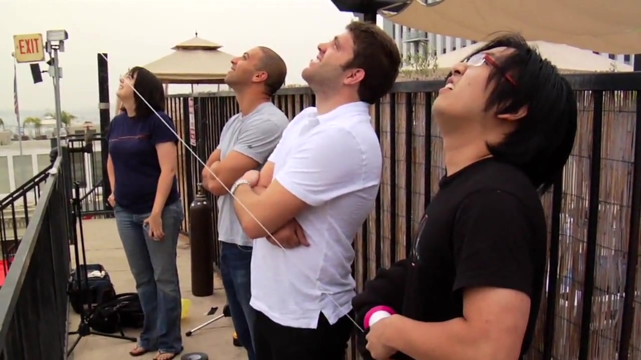 DUMPERT - Vliegen met de iPhone 4