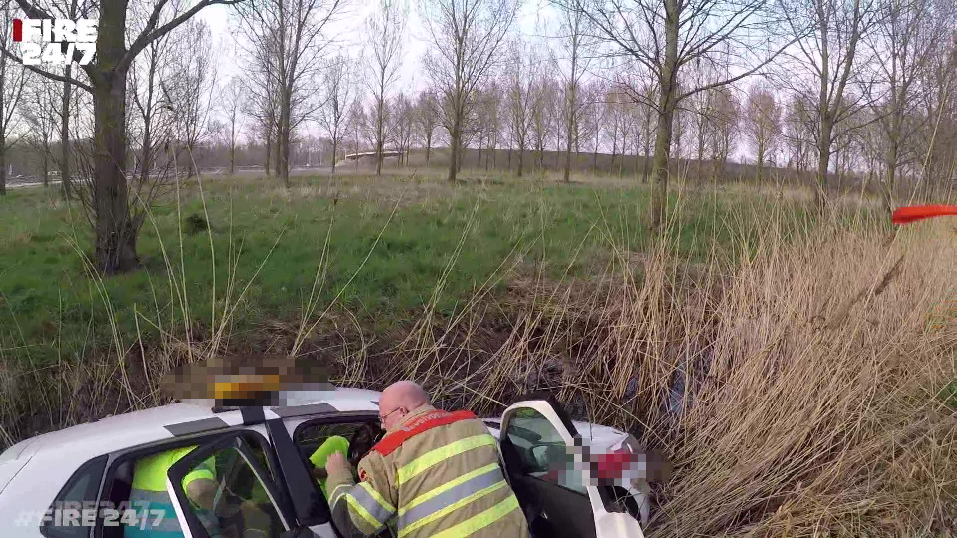 DUMPERT - Auto in de sloot