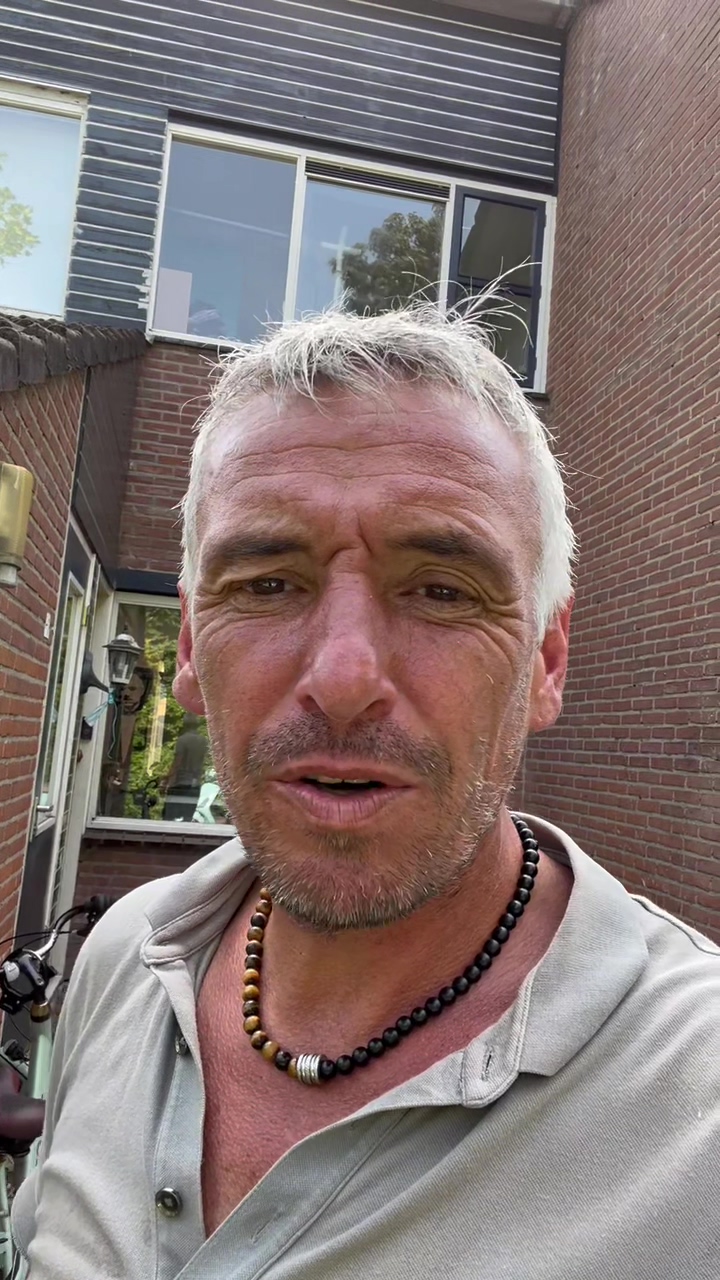 DUMPERT - Bij nacht een man