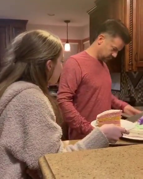 DUMPERT - Mama over de zeik helpen