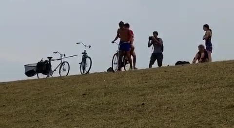 DUMPERT - De sloot in fietsen van een dijk.