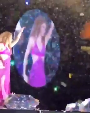 DUMPERT - Selfie met Shakira