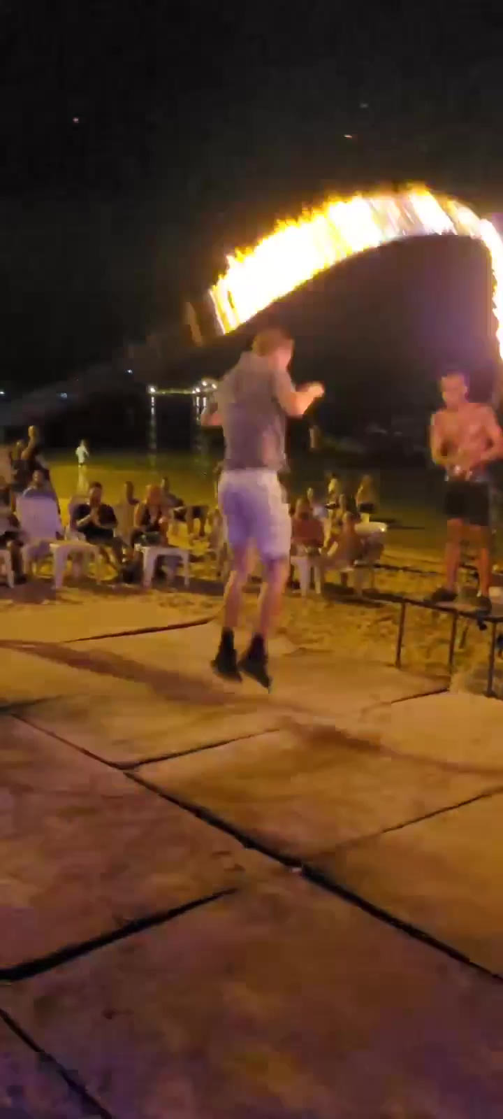 DUMPERT - Maat doet backflip