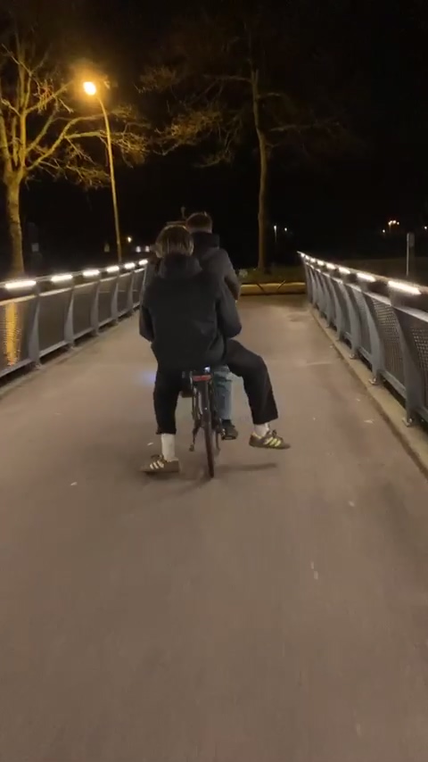 DUMPERT - Spring maar achterop bij mij