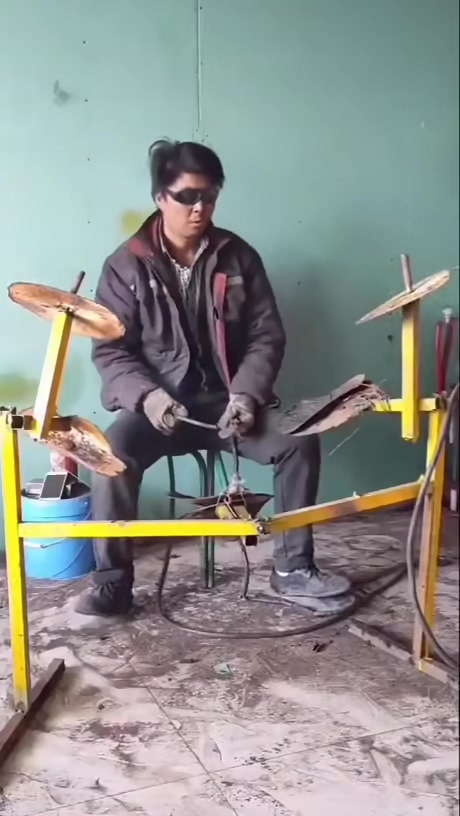 DUMPERT - Elektricien op de drums