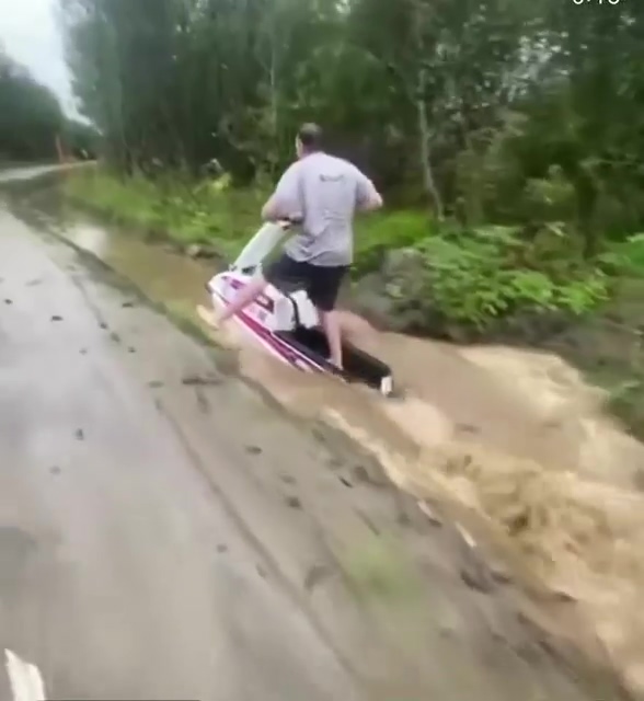 DUMPERT - Waterscootert door smalle sloot