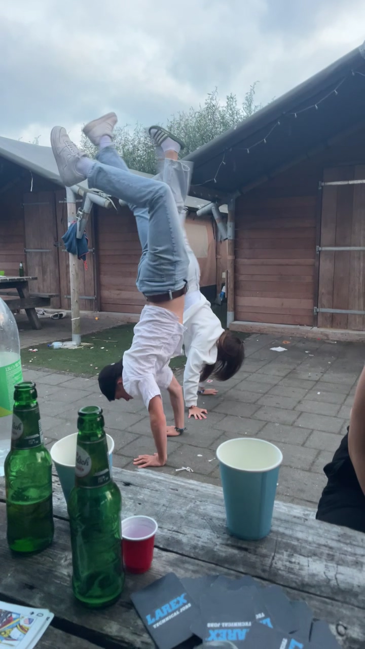 DUMPERT - Handstand na heerlijke versnapering mislukt
