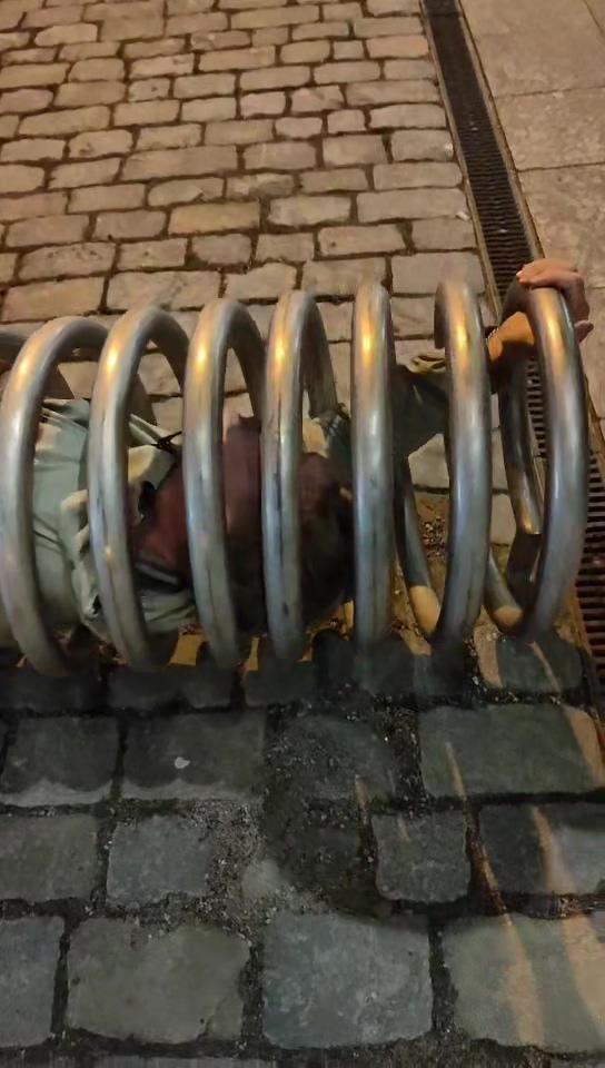 DUMPERT - Help stiefbroer