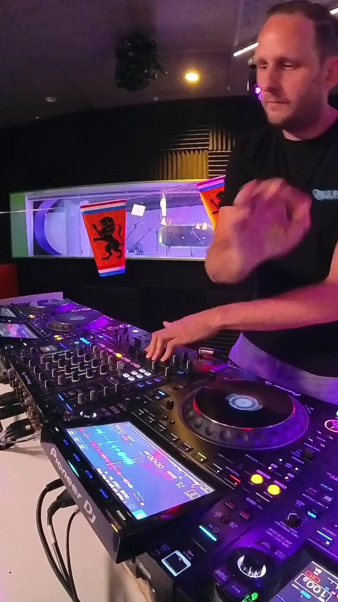 DUMPERT - Hawk Tuah met Chris Deluxe