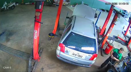 DUMPERT - Auto in de fik