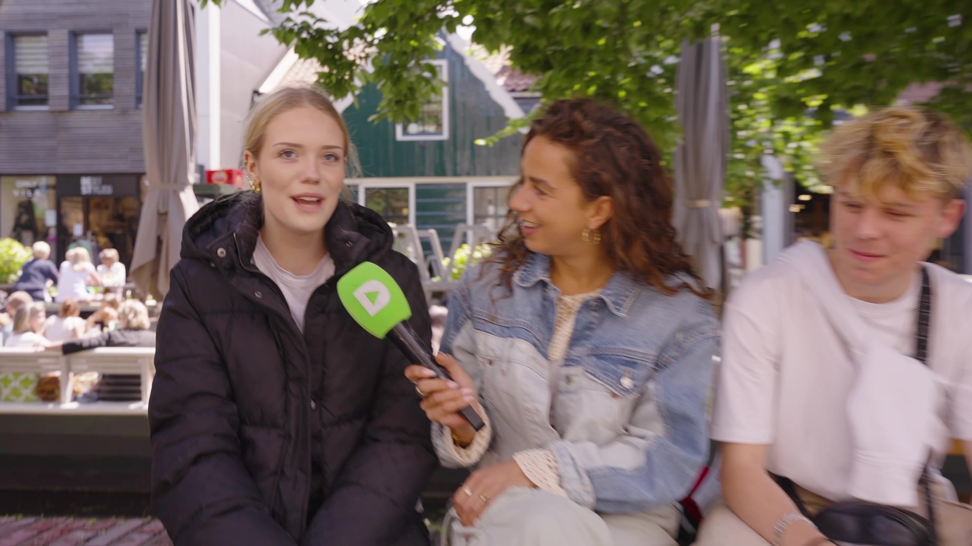 DUMPERT - Durf jij topless te zonnen?