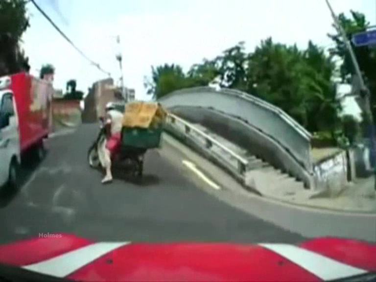 dumpert.nl - Classic: Backflip met unne scooter, jonge!