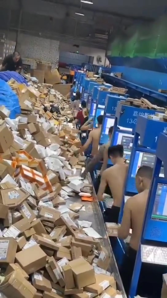 DUMPERT - Ondertussen in de temu sweatshop