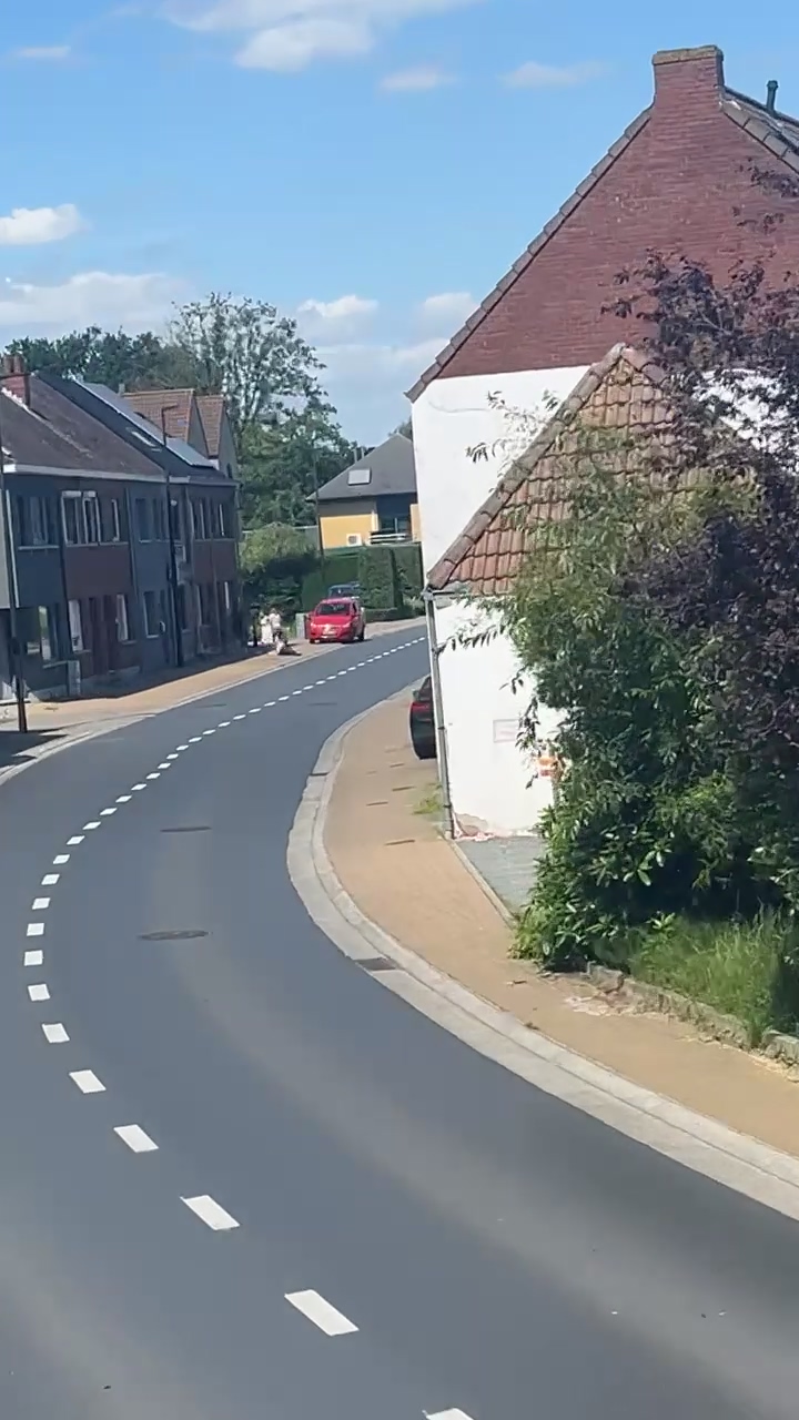 DUMPERT - Vrouw krijgt volle pompert op der kaak