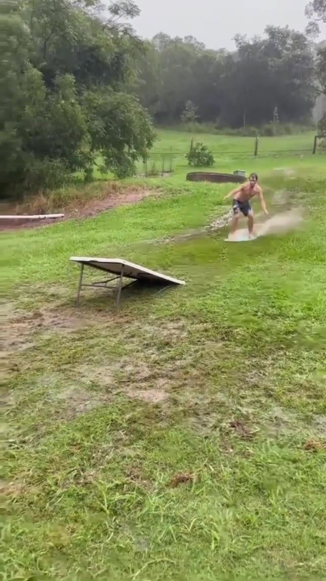 DUMPERT - En daarom surf je nou op water