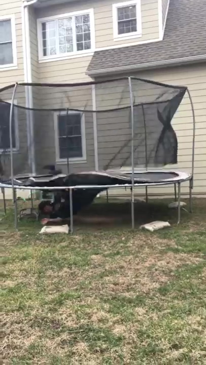 DUMPERT - Van het dak op de trampoline