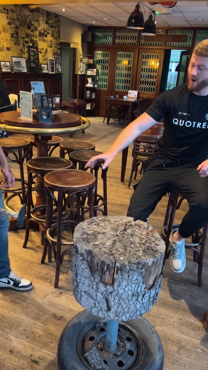 DUMPERT - Spijker slaan in de bar