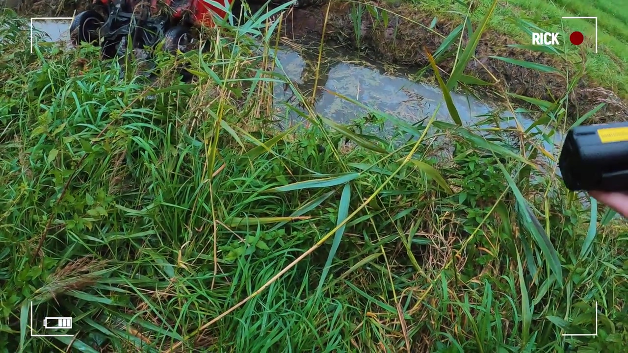 DUMPERT - Auto over de kop in de sloot