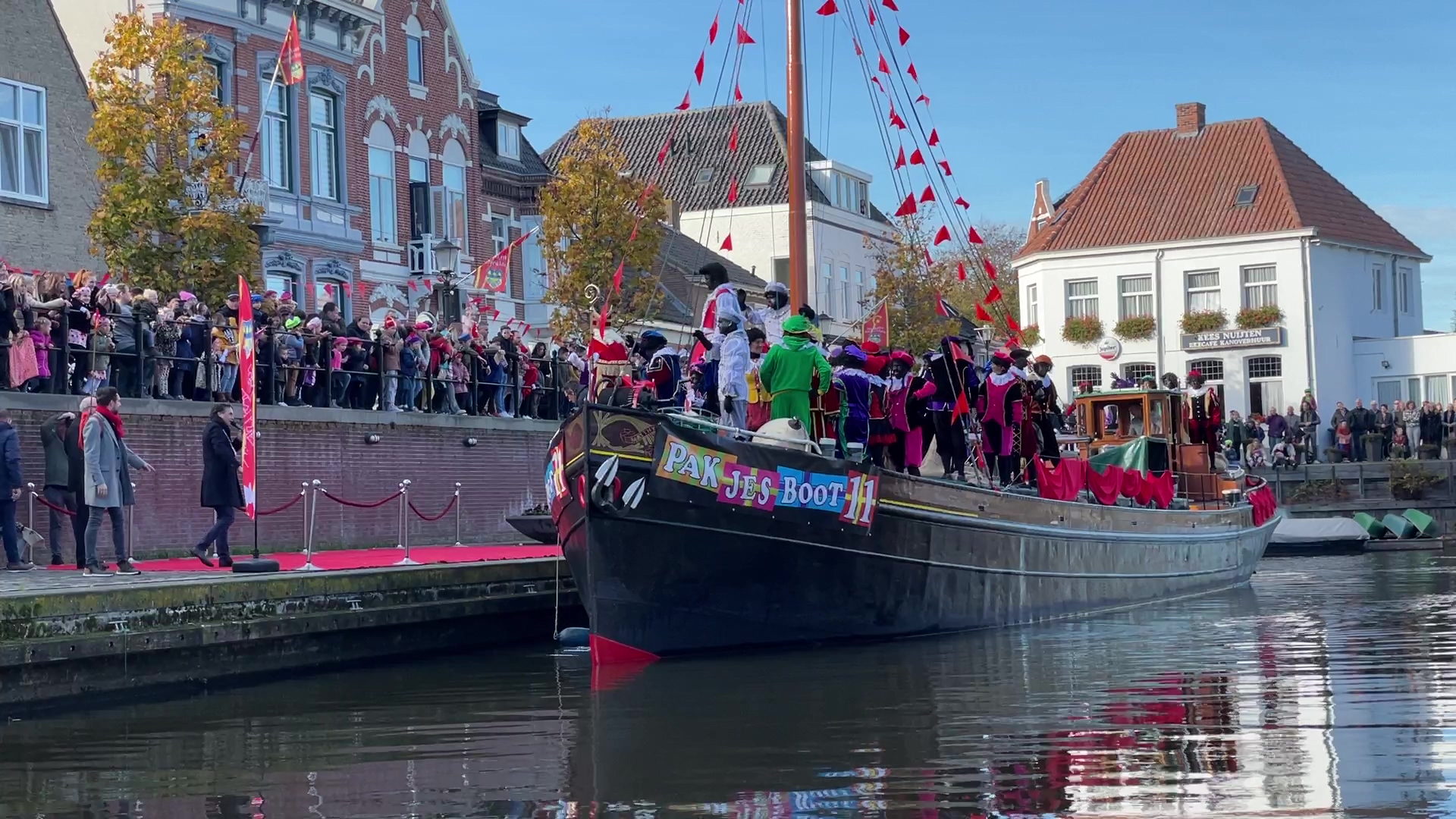 DUMPERT - Pakjesboot crasht in Oudenbosch