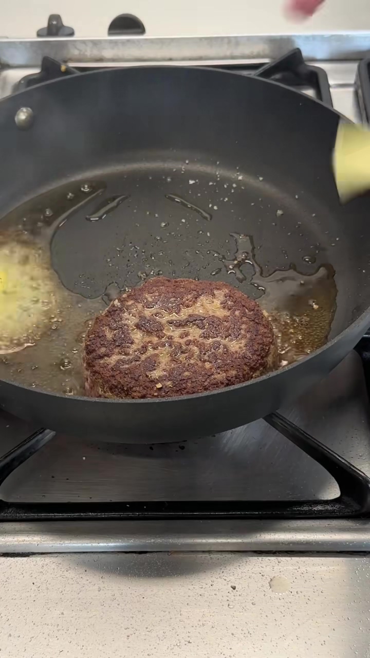 DUMPERT - Gordon Ramsay bakt een delicious wagyu-burger