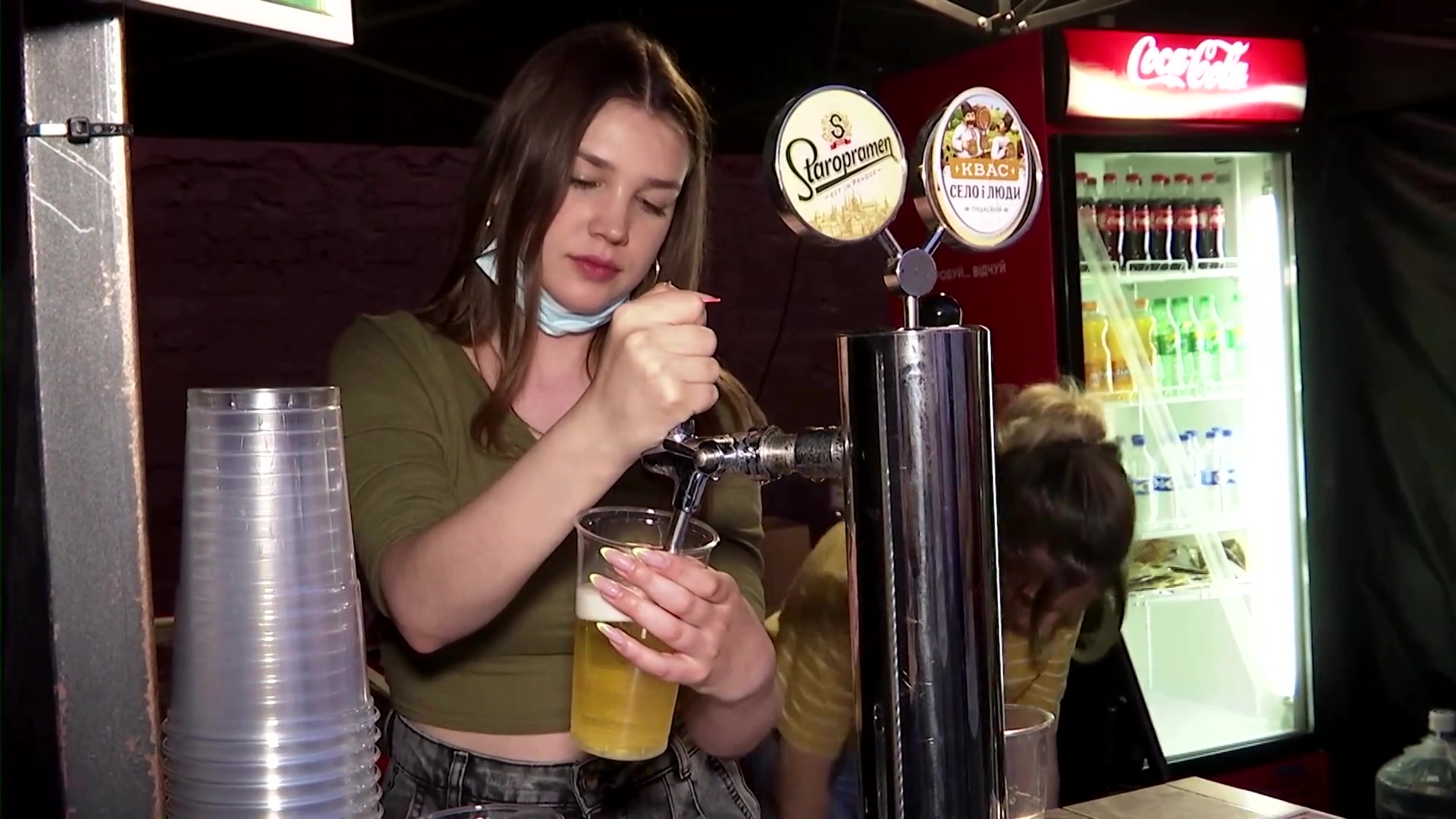 DUMPERT - Oekraïners krijgen gratis bier in de bar