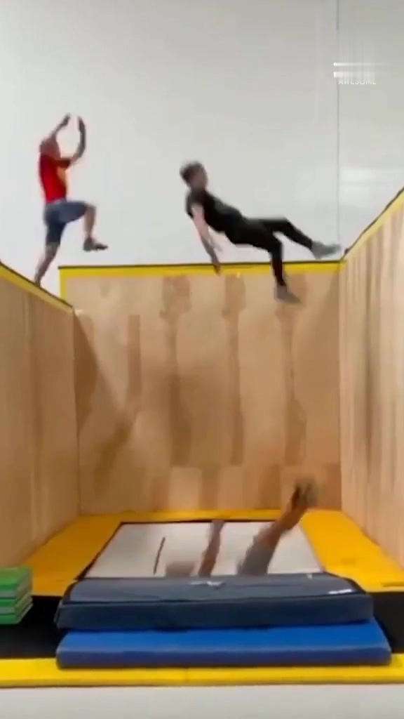 DUMPERT - Lekker springen met z'n drietjes