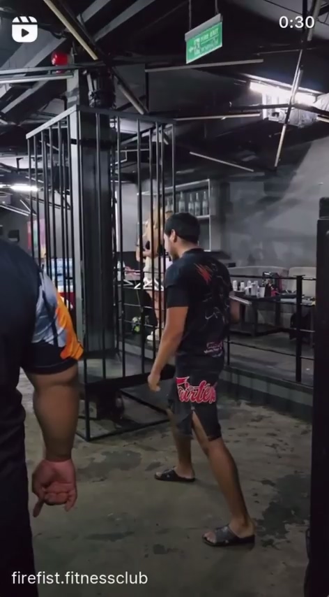 DUMPERT - Ff uitsloven met je nunchakuskills