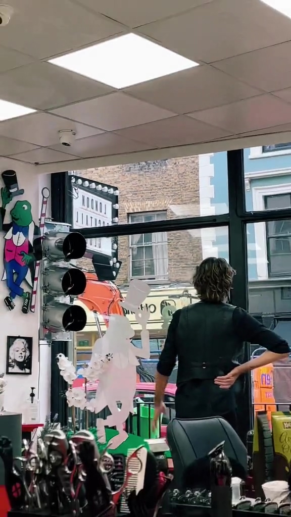 DUMPERT - Kapper met leuke overbuurvrouw