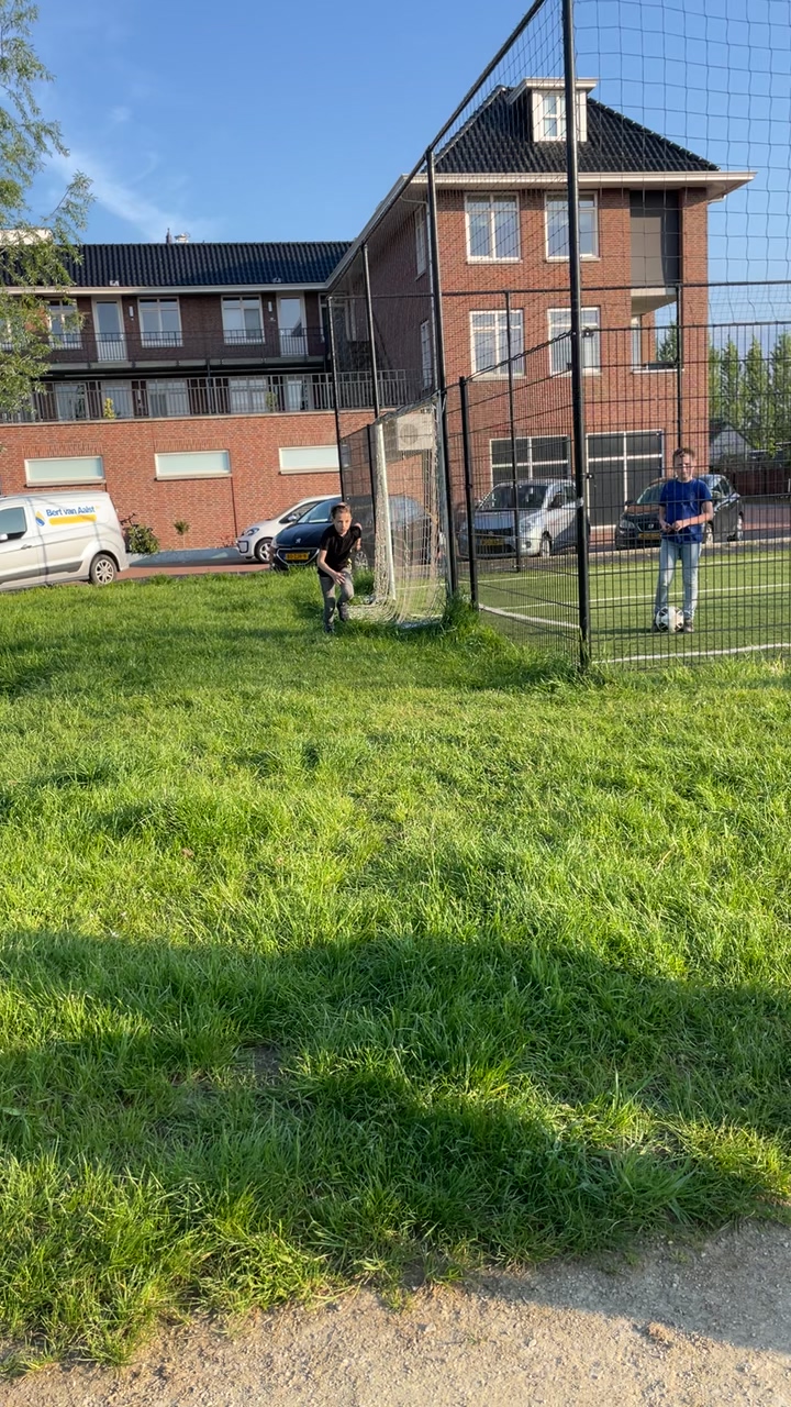 DUMPERT - Slootje springen!