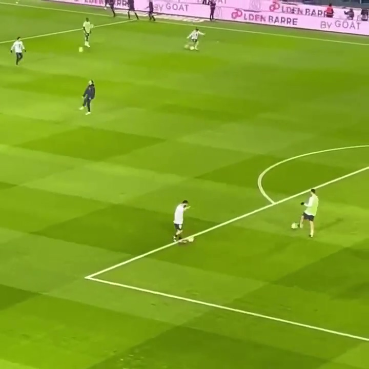 DUMPERT - Messi laat voetbal makkelijk lijken