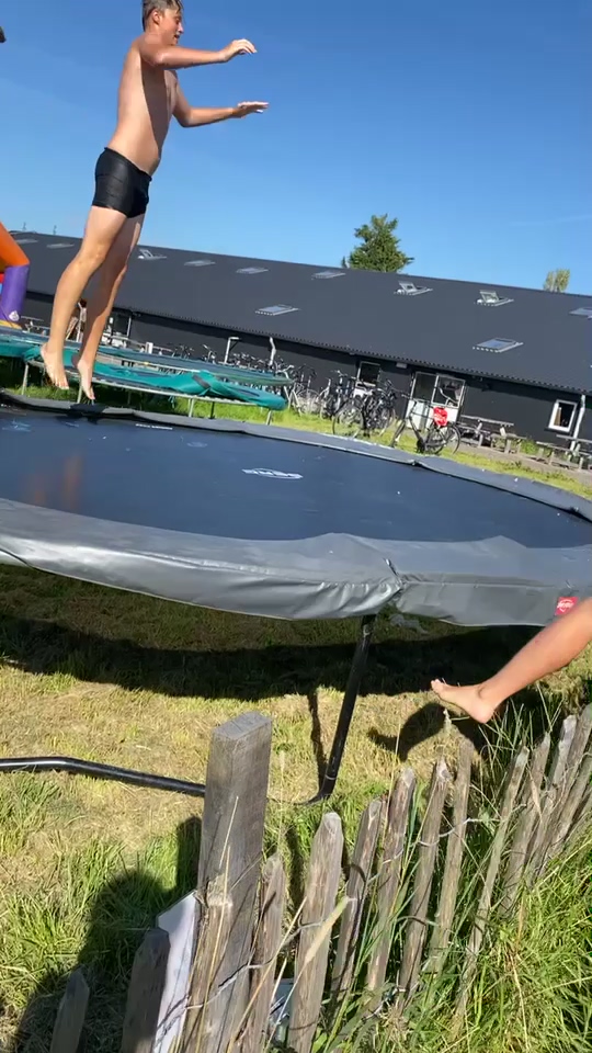 DUMPERT - Van de trampoline in het zwembad