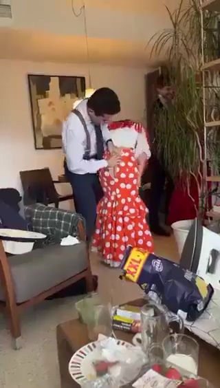 DUMPERT - Help mij eens even met m'n jurkje