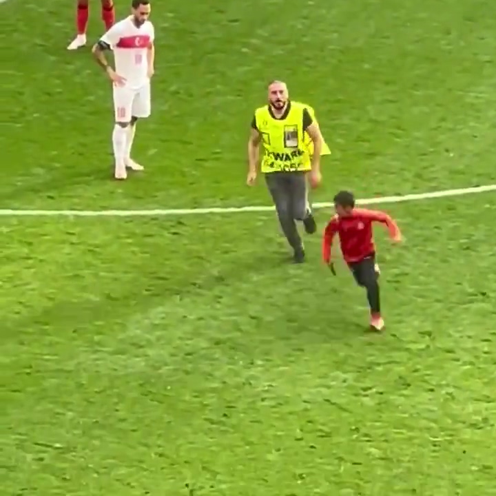 DUMPERT - Selfie met Ronaldo maken