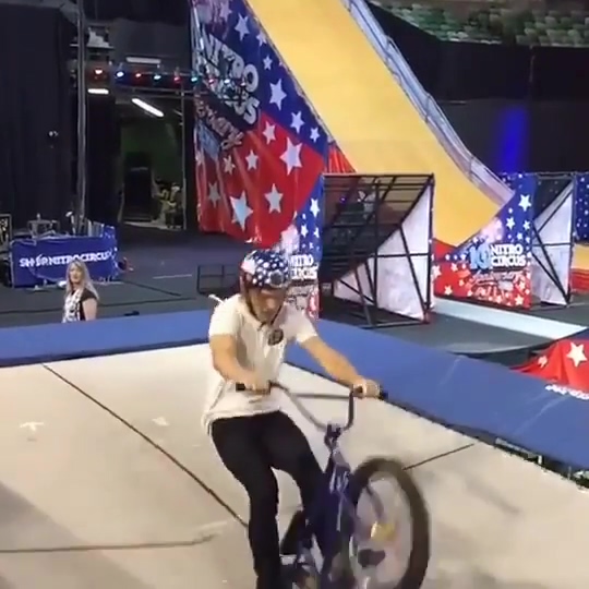 DUMPERT - Backflip met de fiets op een trampoline