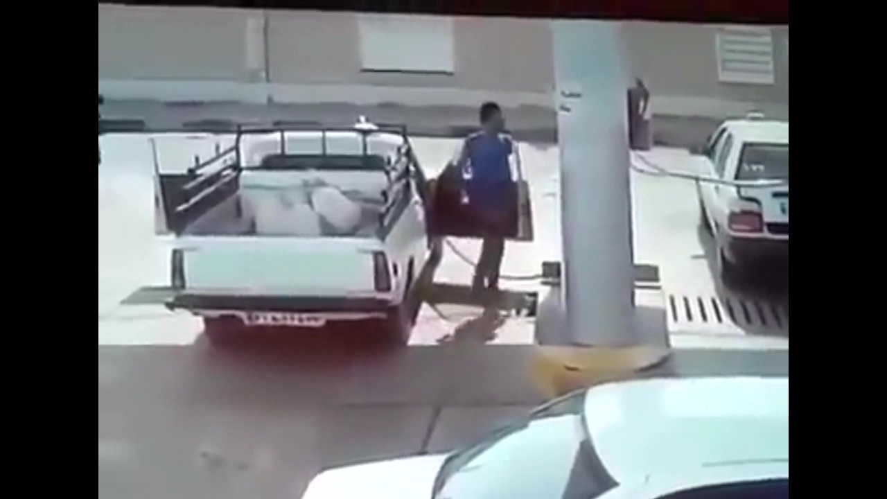 DUMPERT - Pick-up explodeert