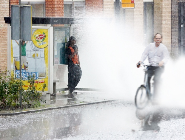 dumpert.nl - Echte mannen fietsen door de regen