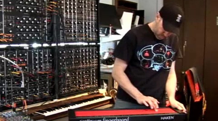 dumpert.nl - Jordan Rudess test een continuüm keyboard