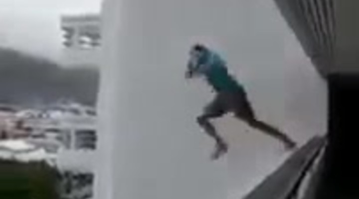 dumpert.nl - Dude springt van gebouw