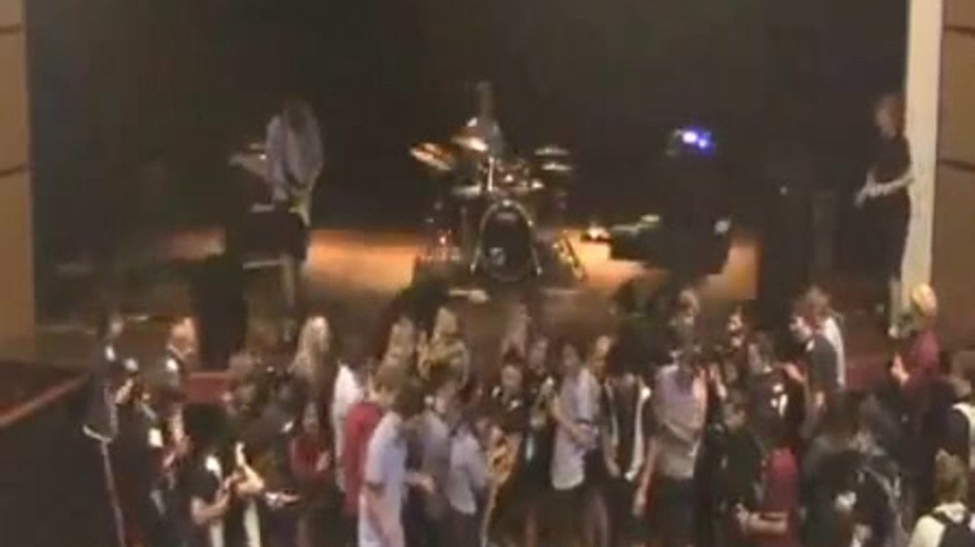 dumpert.nl - Stagediving FAIL