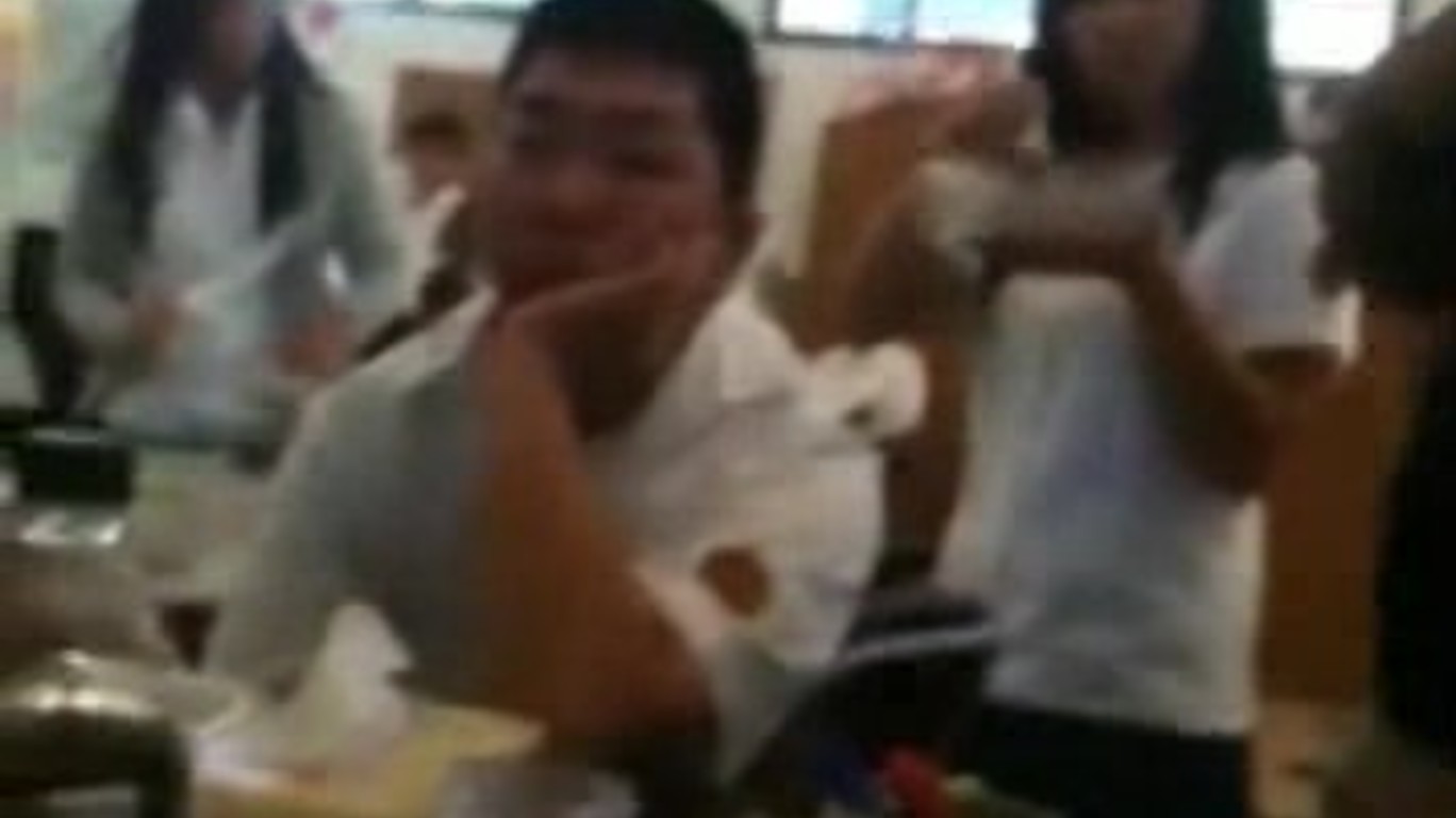 DUMPERT - Amanda krijgt headshot cadeau