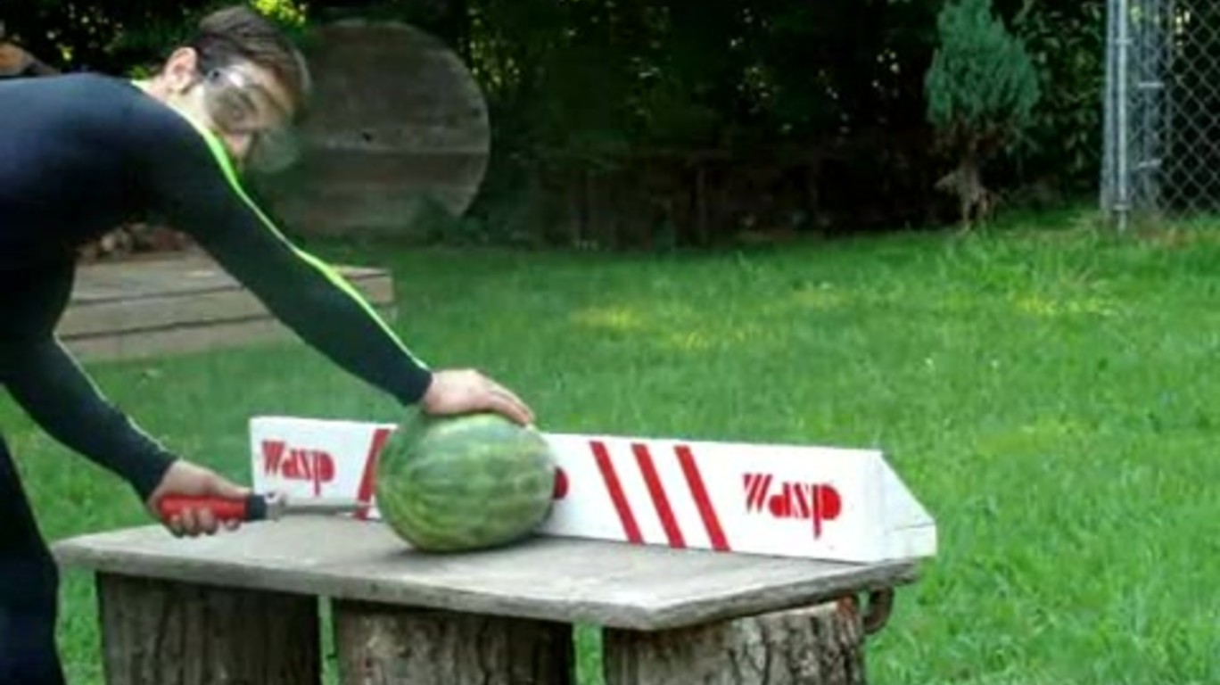 dumpert.nl - WASP Injection Knife vs. Watermeloen