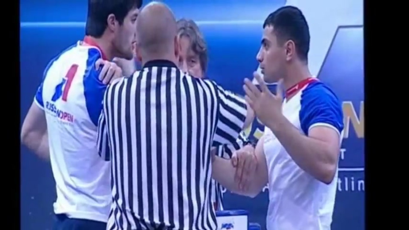 DUMPERT - Ruzie tijdens het armpje drukken