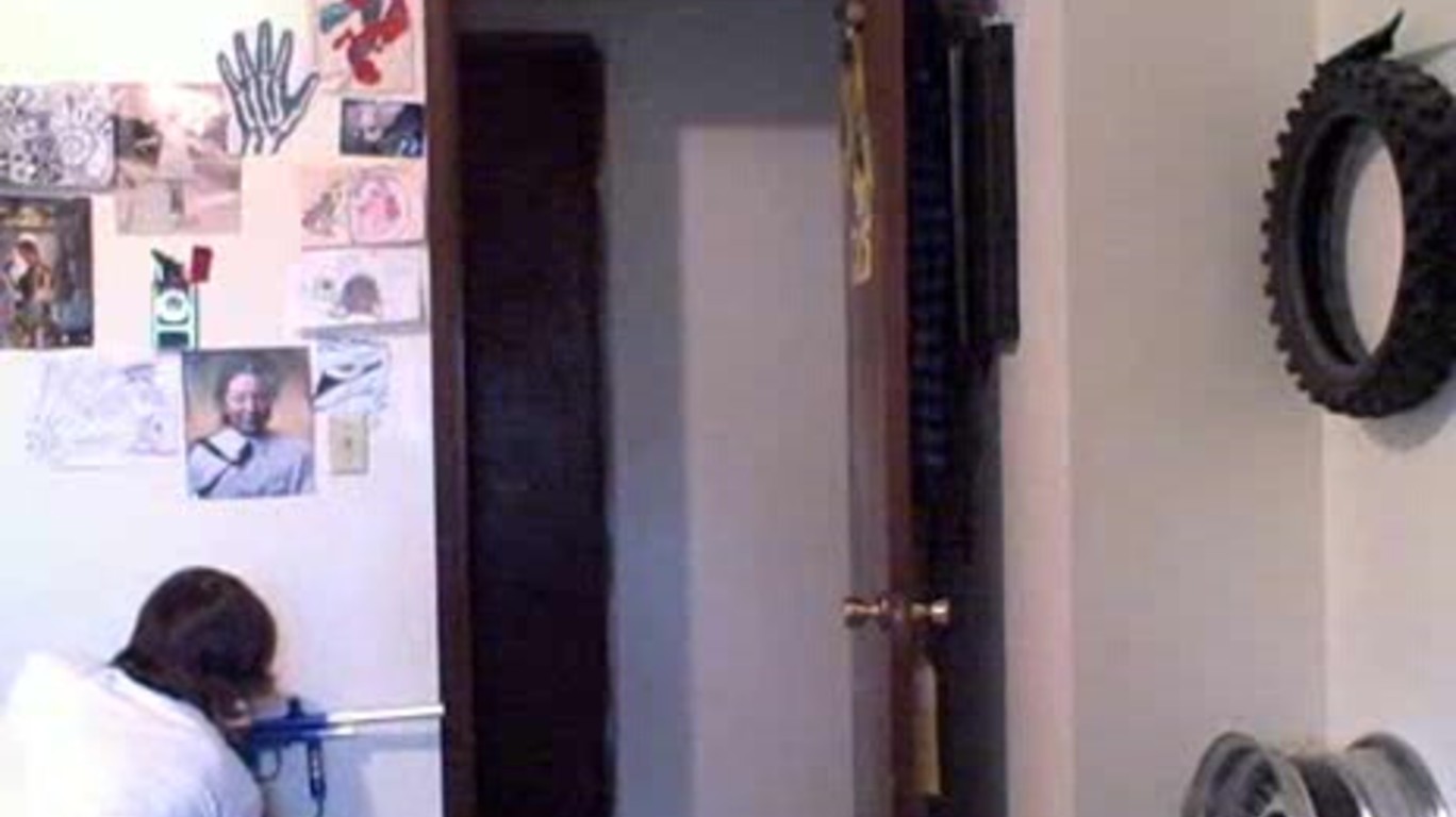 dumpert.nl - Paint Ball Gun Booby Trap