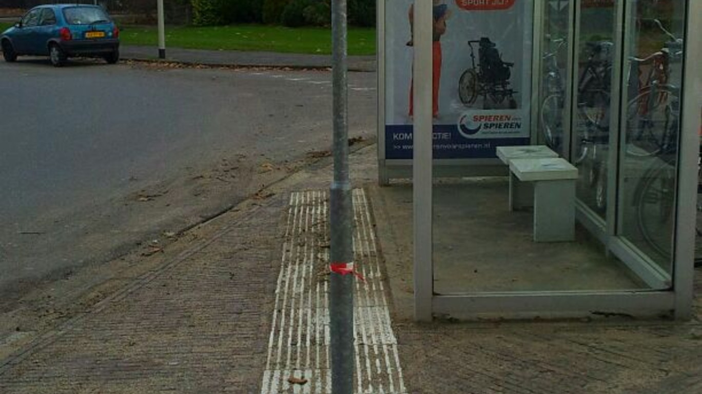 DUMPERT - Paaltje bij de bushalte