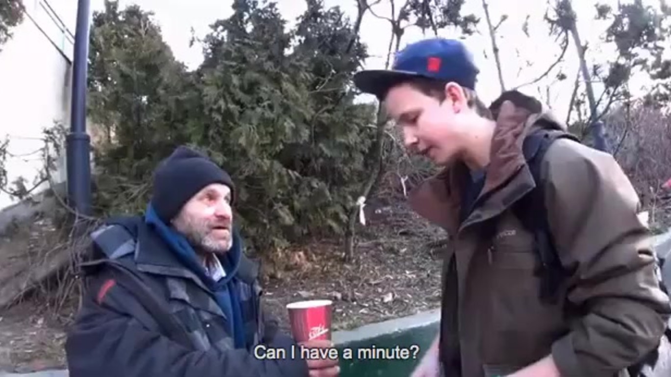 dumpert.nl - Poolse goochelknul maakt zwerver blij