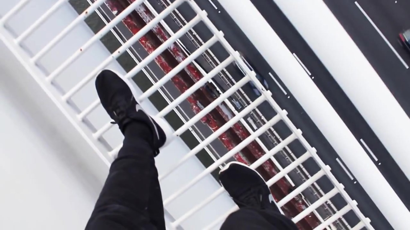 DUMPERT - Handstand op Van Brienenoordbrug in Rotterdam.