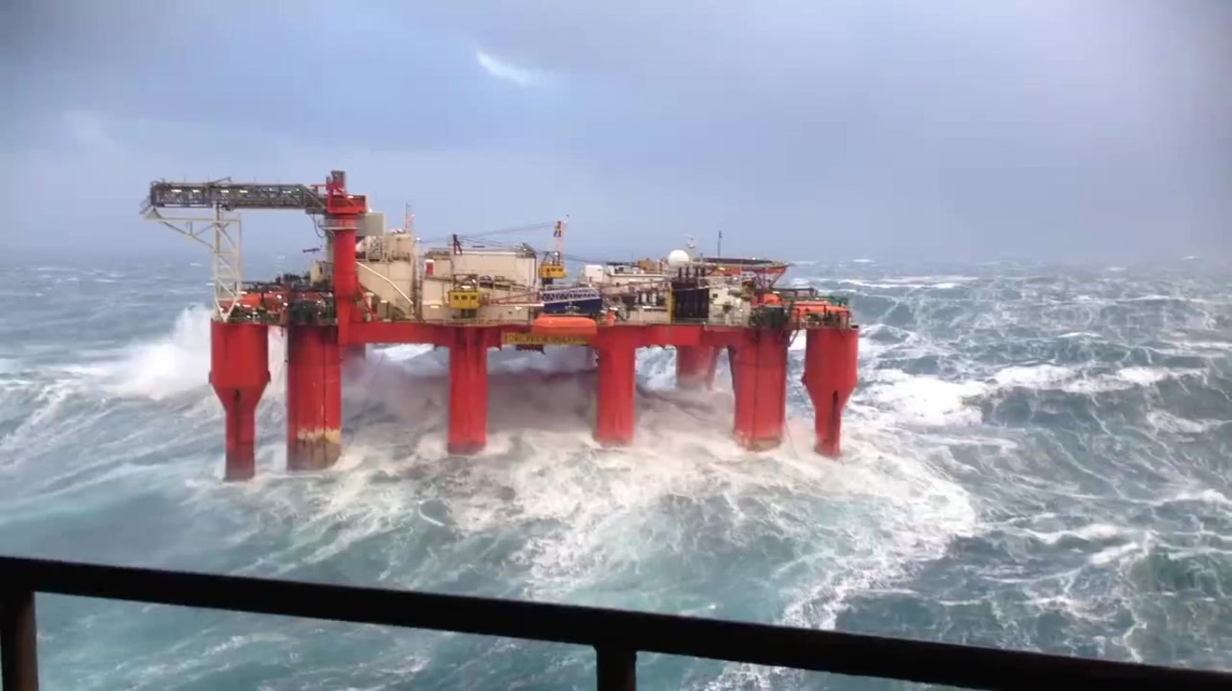 DUMPERT - Platform op Noordzee tijdens woeiwind